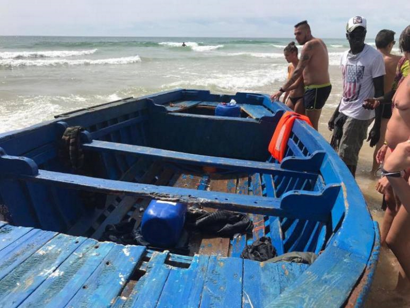 Patera con número indeterminado de inmigrantes encalla en la costa de ...