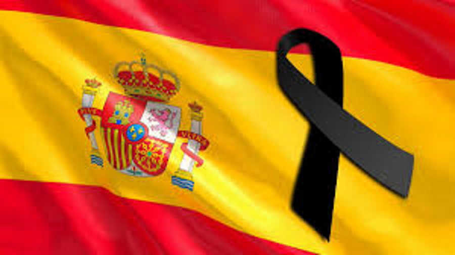 "Manifestación Plaza Urquinaona de Barcelona el 7 de mayo. Trae bandera ...
